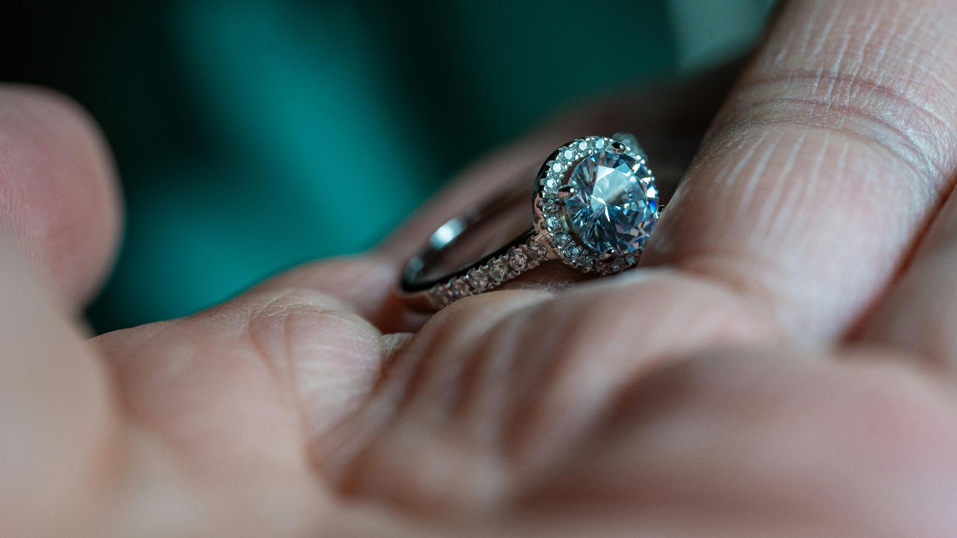 A woman bought a “fake” diamond ring at a flea market in the 80s—30 ...