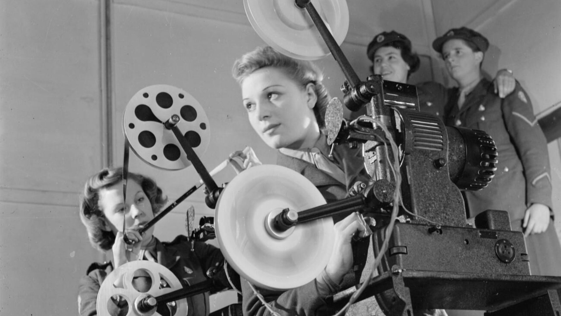 44 Once-Everyday Careers That Slowly Disappeared And Left Everyone ...