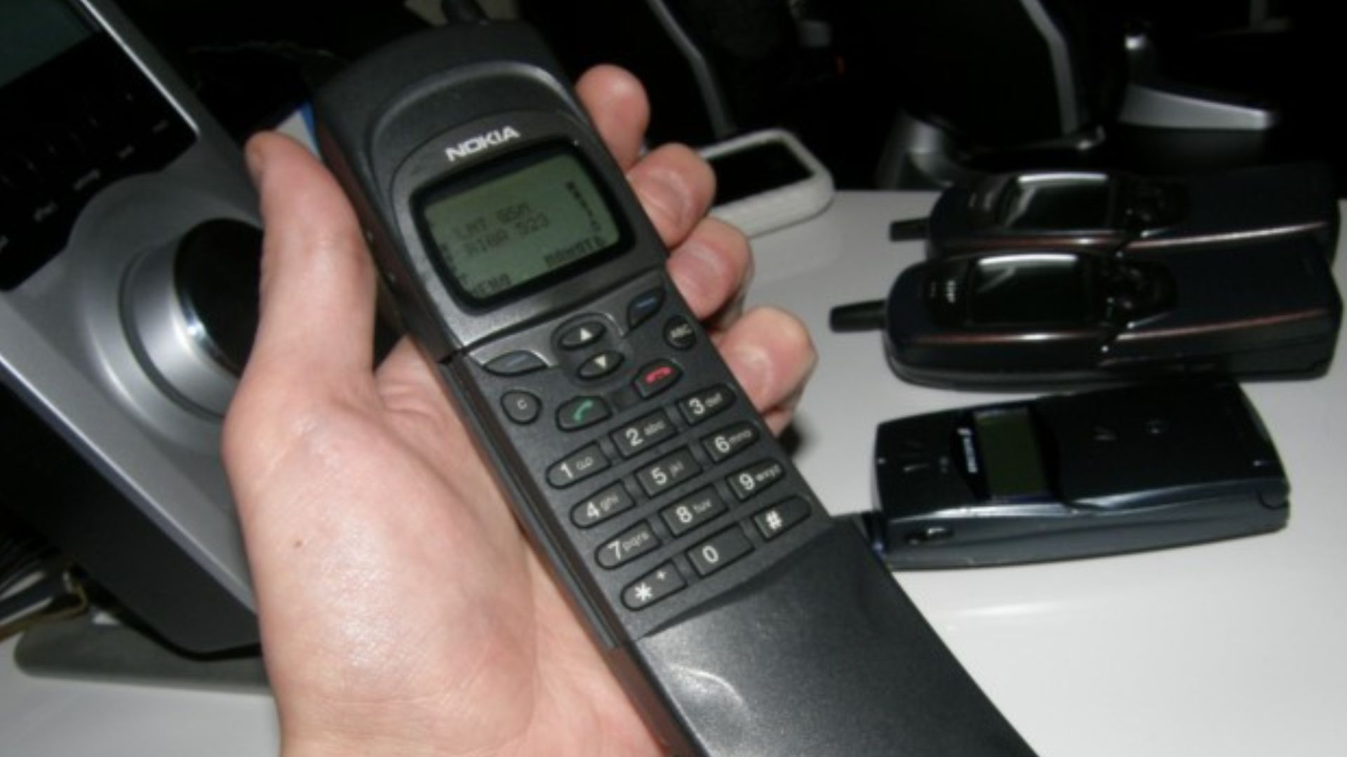 25 Vintage Cell Phones That Time Has Turned Into Hot Collectibles