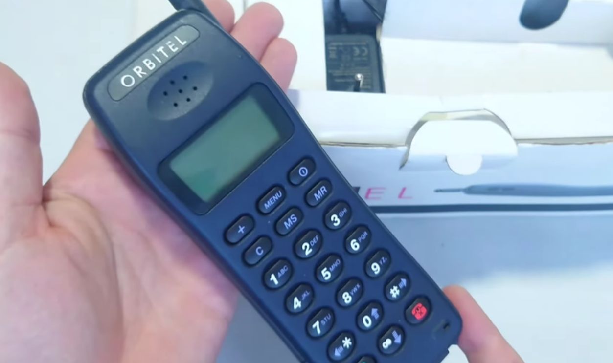 25 Vintage Cell Phones That Time Has Turned Into Hot Collectibles